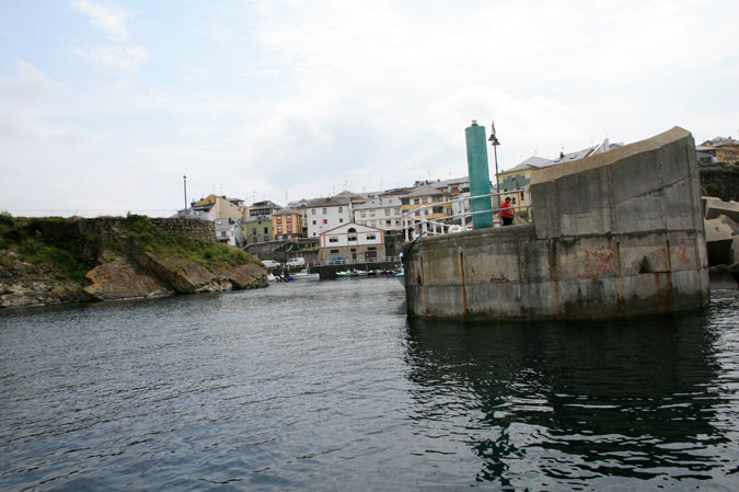 Canal de entrada al puerto de Vega / Puerto de Vega / Asturias ...